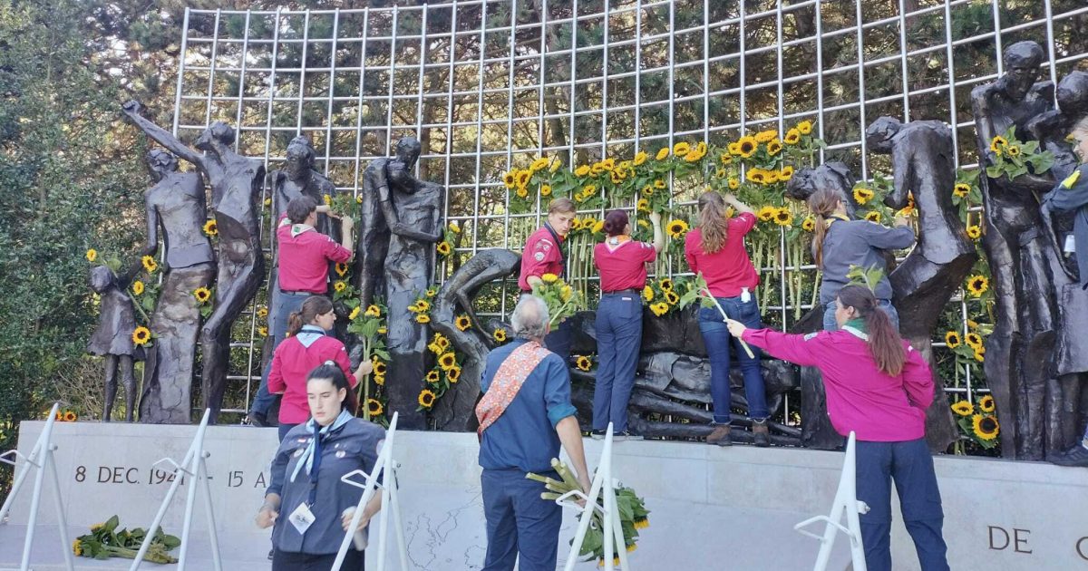 Danike van der Steen hijst vlag tijdens Nationale Herdenking 15 ...